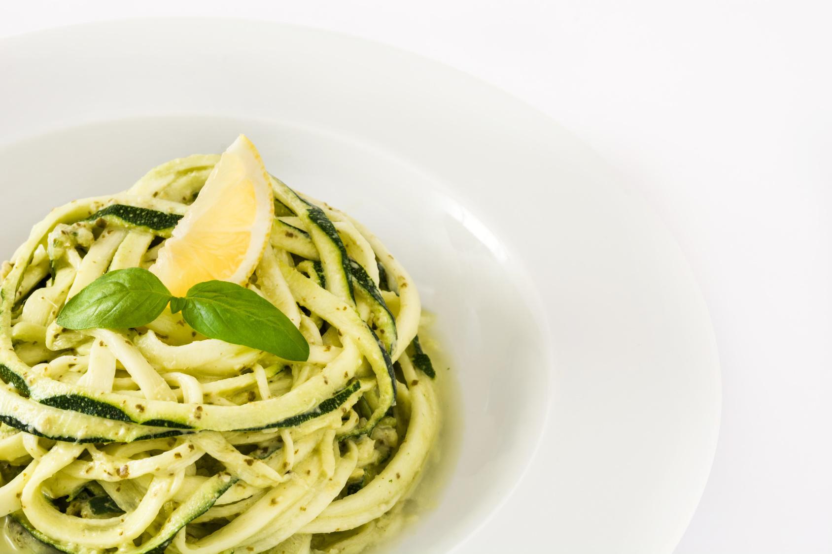 Pasta estiva: tagliatelle con zucchine e fiori al profumo di limone ...