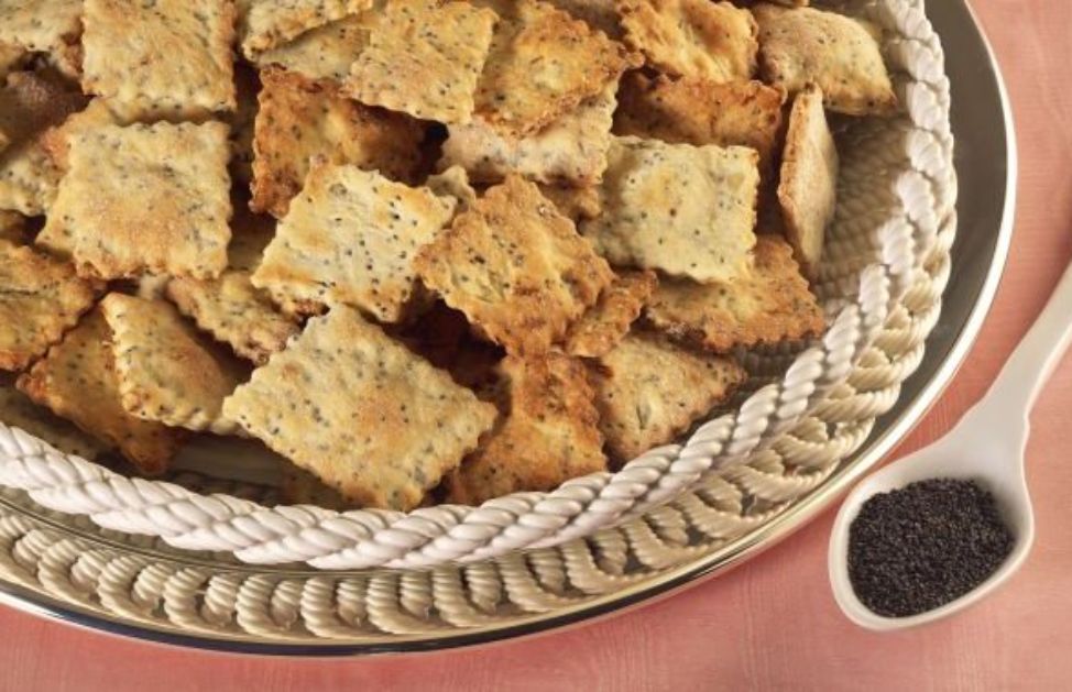 La ricetta dei crackers fatti in casa alle cipolle e semi di papavero ...