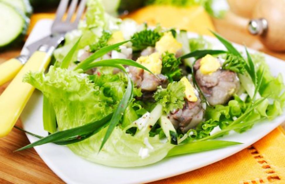 Come fare un'insalata verde con sgombro e frutta | DeAbyDay